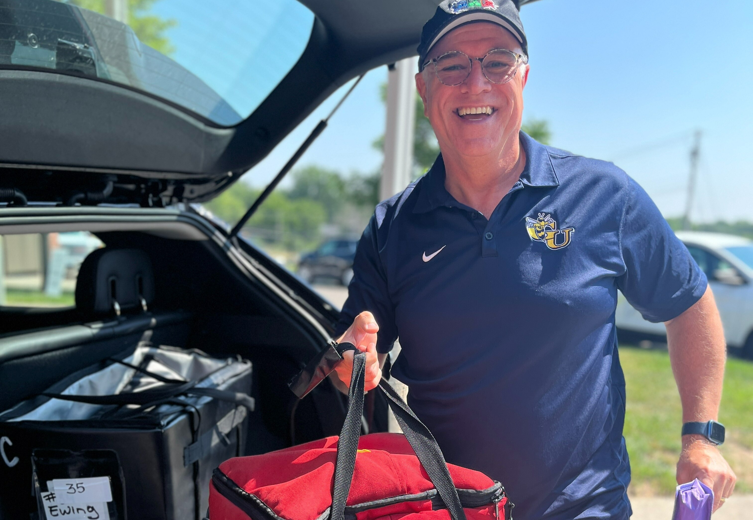 Delivering Meals to Seniors with Meals on Wheels | WesleyLife